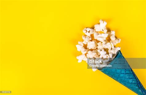 노란색 바탕에 생겼을 팝콘 달콤한 팝콘 와플 콘에 공간 복사 원뿔에 대한 스톡 사진 및 기타 이미지 원뿔 팝콘 0명 Istock