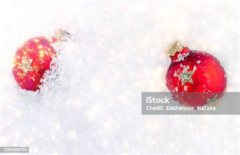 복사 공간이있는 눈의 크리스마스 장식품 광택 빨간 공 상단 보기 0명에 대한 스톡 사진 및 기타 이미지 0명 개체 그룹 겨울 Istock