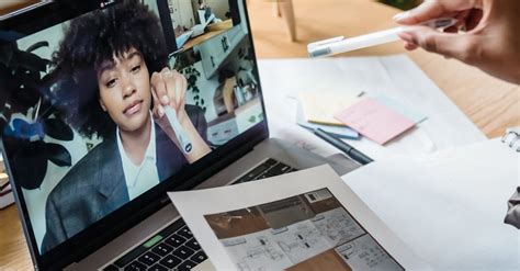 가상 회의 기술 노트북 녹색 식물 데스크탑 정리 디지털 작업 공간 디지털 통신 멀티 태스킹 문서 비즈니스 비즈니스 미팅 사무실 공장 서류 작업 소통