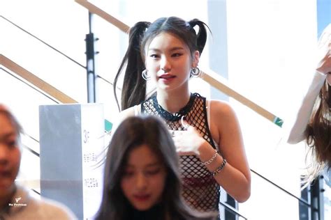 Pin By Once Army On Itzy Fancam Itzy Mirror Selfie Selfie