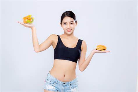 신선한 샐러드 야채와 흰색 배경 칼로리 체중 감소에 대 한 제어와 건강 식품에 고립 된 햄버거를 선택 하는 다이어트와 아름 다운 젊은 아시아 여성 슬림 모양 영양과 라이프