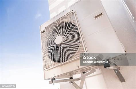 밝은 푸른 하늘의 벽걸이형 에어컨 장치는 효율적인 냉각 기술과 현대적인 디자인을 보여줍니다 에어컨에 대한 스톡 사진 및 기타 이미지 Istock