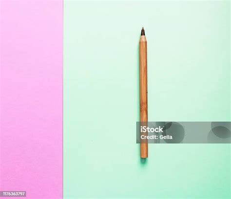 핑크와 그린의 두 가지 배경에 브라운 재활용 에코 펜 플랫 레이 텍스트에 배치합니다 에코 및 선택 컨셉 가리기에 대한 스톡 사진 및 기타 이미지 Istock