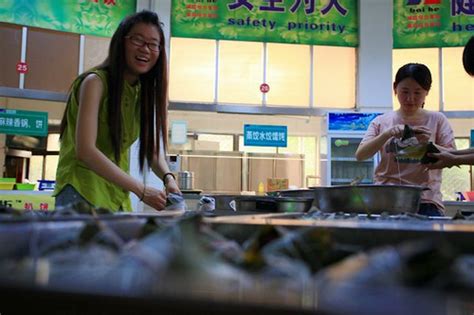 济南校区举行包粽子活动 山东科技大学新闻网