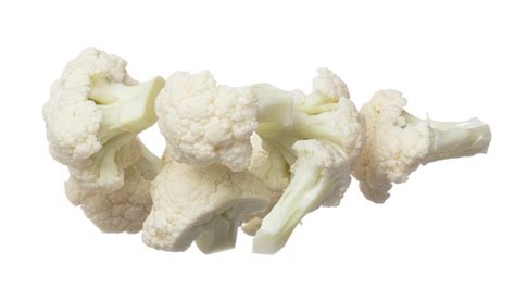 콜리 플라워 플라이 가을 공중 녹색 신선한 야채 콜리 플라워 컷 찹 슬라이스 유기농 신선한 야채 콜리 플라워 질감을 닫습니다 흰색 배경 격리 동결 모션 고속 셔터 0명에