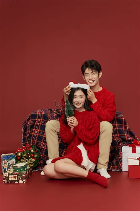 เด็กชายคริสต์มาสช่วยให้สาว ๆ ด้วยหมวกคริสต์มาส Hd ภาพถ่ายคริสมาสต์ ความหวาน จีน ดาวน์โหลดฟรี