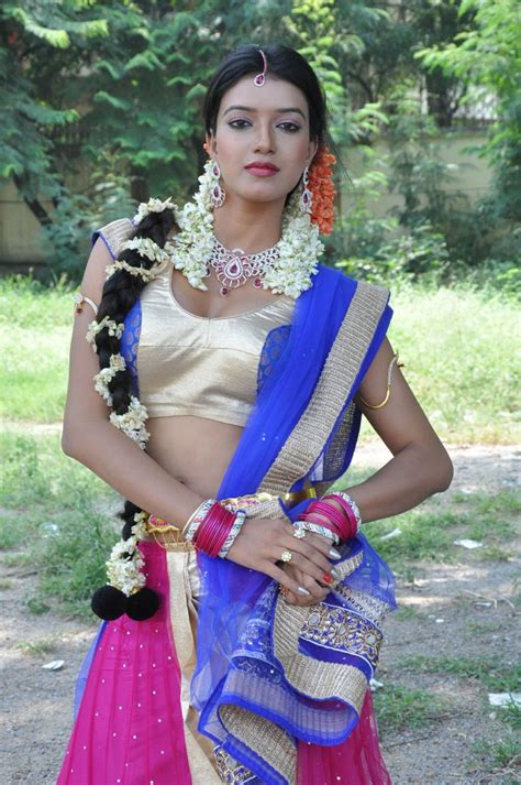 Maneesha Singh Shows Sexy Assets In Blue Saree