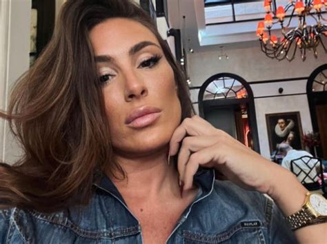 Senida ZavrŠila U Bolnici Pevačica Se Oglasila Priključena Na Infuziju Foto