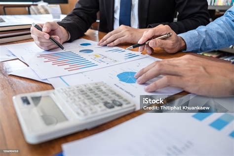 파트너 재무 및 회계 개념과의 비즈니스 만들기 대화 및 비즈니스 전략 기획에 대한 회의 프리젠 테이션에 대한 비즈니스 팀 회의 그룹 계획에 대한 스톡 사진 및 기타 이미지