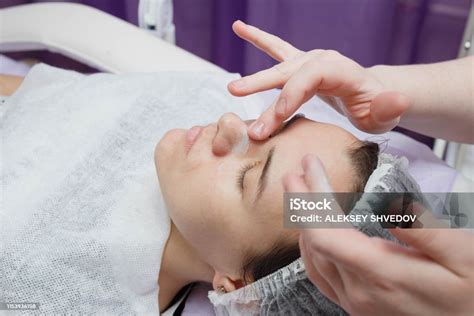 의사 미용 학자는 미용 살롱에서 아름 다운 젊은 여자의 얼굴 피부의 초음파 청소의 절차를 장치를 만든다 미용과 전문적인 피부 관리 건강관리와 의술에 대한 스톡 사진 및 기타