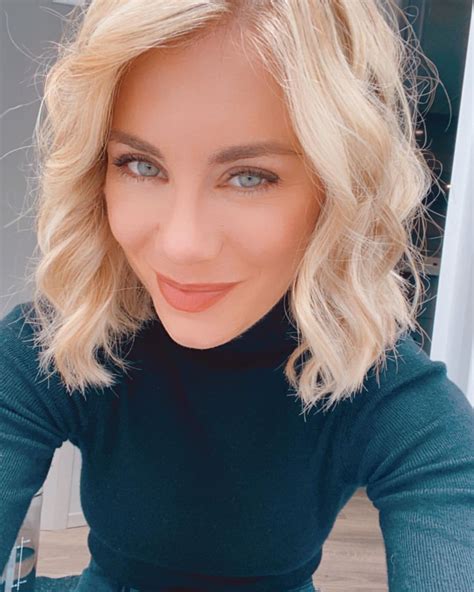 Jennifer Holland Sexy Photos Suntiros