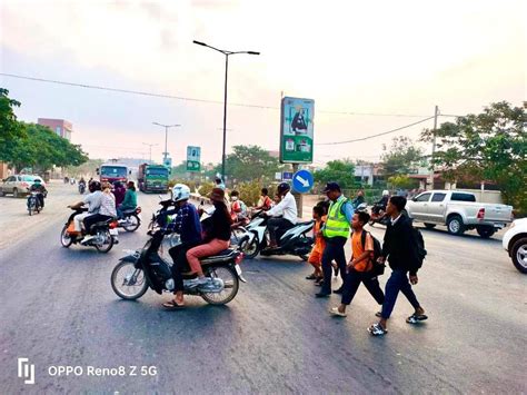 កងកម្លាំងនគរបាល សម្រួលចរាចរណ៍ និងធ្វេី សណ្ដាប់ ធ្នាប់ ជូនក្មួយ ៗ សិស្សានុសិស្ស ឆ្លងផ្លូវ