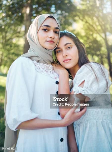 무슬림 여성 친구 및 신뢰는 공원과 자연에서 지원 사랑 및 좋은 관계로 밖에 서있는 동안 히잡을 쓴 겸손한 이슬람 패션으로