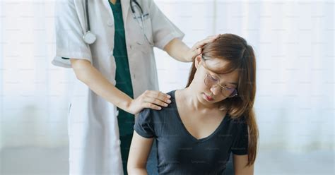 물리 치료사는 클리닉에서 허리 통증이있는 환자를 돌 봅니다 사진 Unsplash의 가르치기 이미지