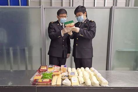 烟台海关查获违规携带进境奶酪24千克进行旅客查验