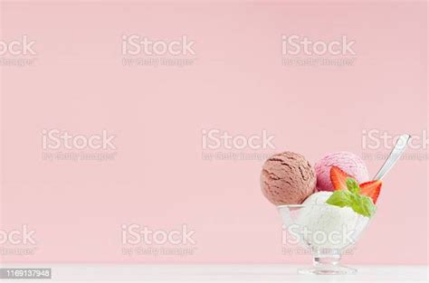 아이스크림 세트 딸기 초콜릿 실버 숟가락 베리 흰색 나무 테이블에 녹색 민트 부드러운 밝은 분홍색 배경 유리 그릇에 크림 3가지 개체에 대한 스톡 사진 및 기타 이미지