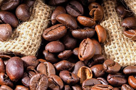 커피 원두와 가방의 벽 클로즈업 매크로 사진 커피 하우스 카페 가정의 편안함 향기와 맛의 개념 0명에 대한 스톡 사진 및 기타 이미지 Istock