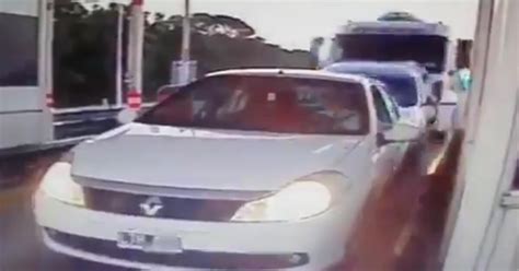 Impresionante Accidente En Córdoba Un Camión Embistió A Una Fila De Autos En Un Peaje Infobae