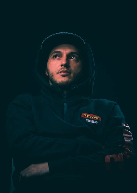 국가 축하 행사 신년 파티 또는 축제 행사 기간 동안 밤하늘을 수놓는 밝고 화려한 불꽃놀이 생동감 넘치는 불꽃놀이 축제의 밤 7월 4일 독립기념일 12월 31일에 대한 스톡