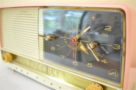 Powder Pink 1956 Rca Victor Model 8 C 7fe Vacuum Tube Am Clock Radio E Retro Radio Farm