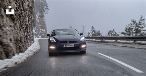 도로를 운전하는 자동차 사진 Unsplash의 무료 회색 이미지