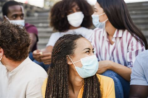 도시에서 야외에서 안전 마스크를 착용하는 재미를 가진 젊은 다양한 사람들 아프리카 소녀 얼굴에 초점 단체에 대한 스톡 사진 및 기타 이미지 Istock