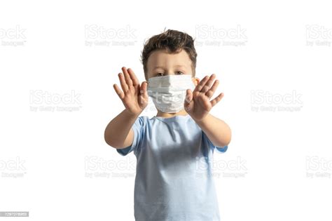 코로나바이러스 검역개념 독감 바이러스 중에 의료 용 보호 마스크를 착용한 어린이는 제스처를 끊습니다 코비드19 작은 흰색 소년 하 고 중지 기호 그의 손으로 서명 흰색에