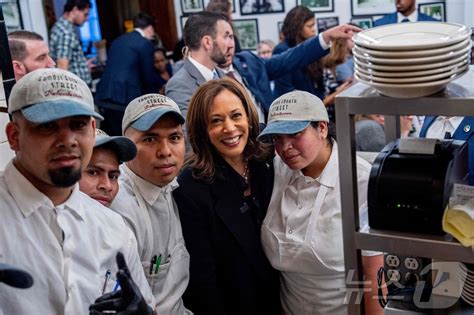 [사진] 필라델피아 식품점 종업원과 포즈 취하는 해리스 뉴스1