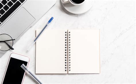 양식된 대리석 사무실 작업 책상에 스마트폰 노트북 안경 커피 작업 영역 디자인 모의 Topview Flatlay Copyspace 근접 촬영 공란에 대한 스톡 사진 및 기타