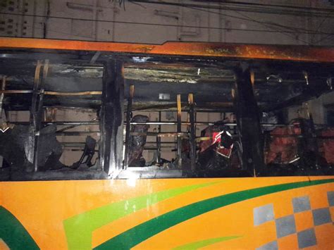 নগরীতে মধ্যরাতে পুড়ল বাস পুলিশ বলছে যান্ত্রিক ত্রুটি দৈনিক আজাদী