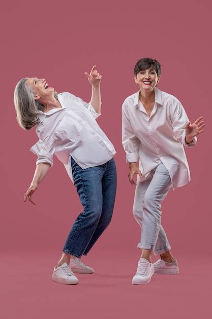 Mujeres Maduras Que Parecen Entretenidas Y Pasan Un Buen Rato Juntas Foto Premium