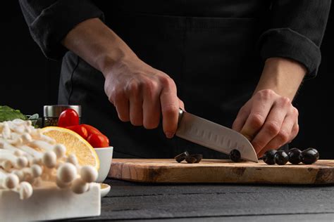 셰프가 이탈리아 마스크를 잘라 서 맛있고 신선한 샐러드를 준비합니다 채식과 신선한 음식 미식과 요리 요리책과 가정 요리 레시피