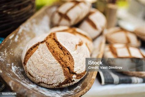 철자로 만든 수제 소박한 빵 건강한 빵이 사진을 닫습니다 통곡물 빵 가까운에 대한 스톡 사진 및 기타 이미지 가까운 건강한 생활방식 건강한 식생활 Istock