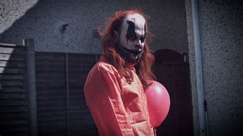 万圣节恐怖小丑男人带气球模板素材 稿定设计