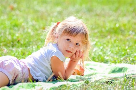 Ni O Feliz Jugando En El Parque Natural Foto De Archivo Imagen De Resorte Cubo