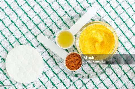 올리브 오일을 사용한 심 황 및 그리스 요구르트 페이셜 마스크 Diy 얼굴과 헤어 마스크 스크럽 및 보습제를 준비 하기 위한