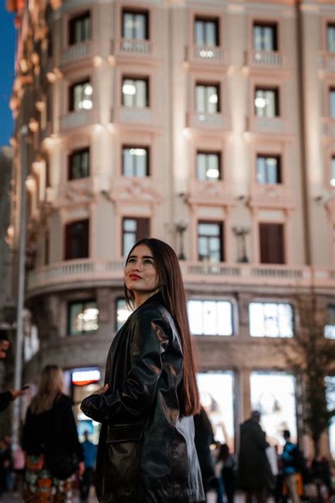 Mulher Com Jaqueta De Couro Na Rua Da Cidade à Noite · Foto Profissional Gratuita