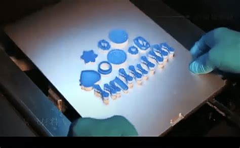 科技跟時尚都在進步！【3d列印技術】還能把【戒指】印出來啊！原來製作大量的戒指是這樣做的，漲知識了！ 文章 Hundress均百韓飾