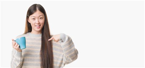 자신에 게 놀라운 얼굴 가리키는 손가락으로 커피의 고립 된 배경 Driking 젊은 중국 여자 가리키기에 대한 스톡 사진 및 기타 이미지 Istock