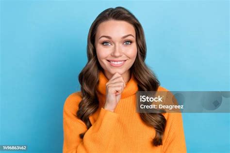 오렌지 스웨터 팔 턱 웃고 있는 빈 공간 고립된 푸른 색 배경을 입은 달콤한 쾌활한 여자의 사진 30 34세에 대한 스톡 사진 및 기타 이미지 Istock