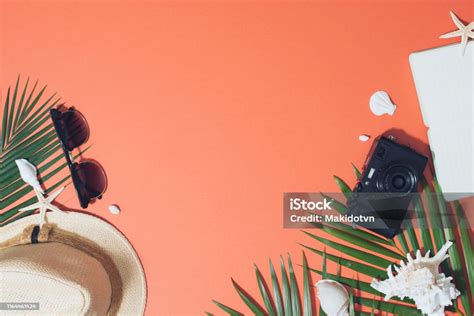 화려한 여름 휴가 패션 플랫 누워 밝은 오렌지 배경에 밀짚 모자 카메라 선글라스 바다 조개 0명에 대한 스톡 사진 및 기타 이미지 Istock