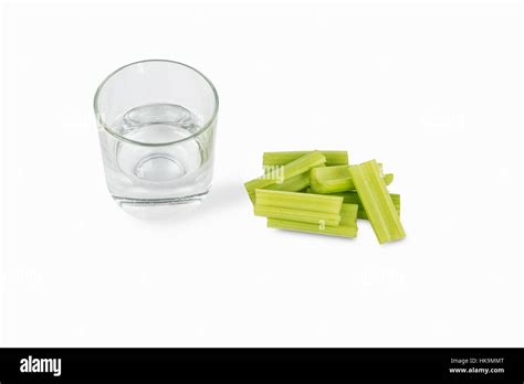 Céleri Haché Et Verre Deau Isolé Sur Fond Blanc Symbole De Désordre