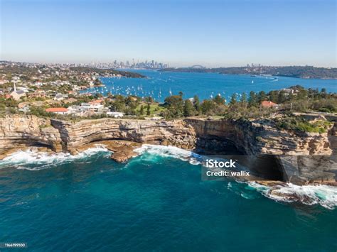 시드니 동부의 왓슨 베이 교외의 사우스 헤드 반도의 바다 절벽인 갭의 아름다운 공중 드론 전경 배경으로 호주 시드니의 중심 업무 지구 0명에 대한 스톡 사진 및 기타 이미지