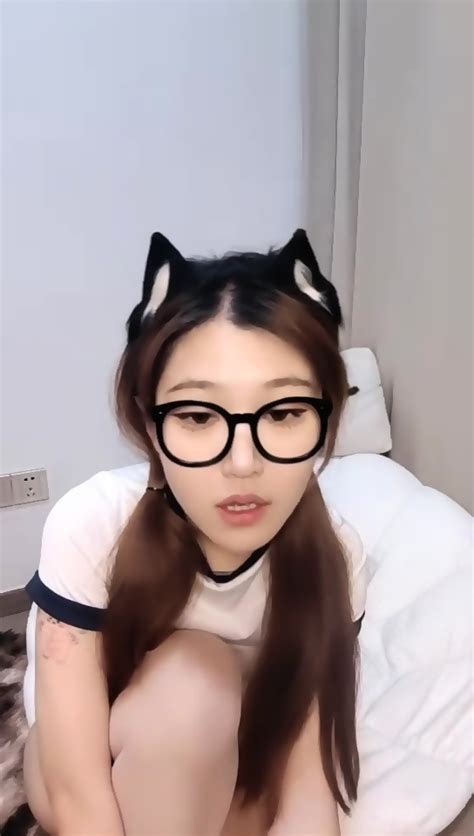 【猫猫猫咪】巨乳双萝莉舔奶狗爬滴蜡抽打跳蛋道具2 Eporner