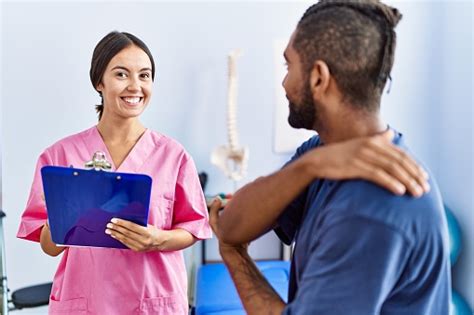 물리 치료사 유니폼을 입은 남성과 여성이 물리 치료 클리닉에서 재활 세션을 갖습니다 라틴 아메리카 히스패닉 민족에 대한 스톡 사진 및 기타 이미지 라틴 아메리카 히스패닉