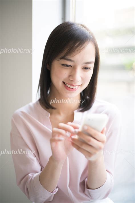 スマートフォンを使う女性若い女性 写真素材 [ 6122457 ] フォトライブラリー Photolibrary
