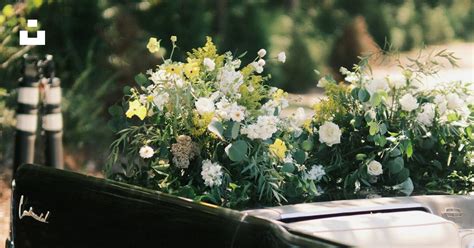 흰 꽃이있는 검은 차 사진 Unsplash의 무료 장례 이미지