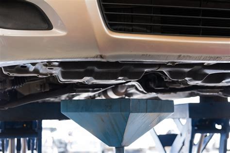 차량으로 들어올려 유압 엔진 오일 변경 및 전송 검사 자동차 수리 서비스에 변화 모터 오일입니다 유지 보수 및 자동차 워크샵에서 검 진 건강 진단에 대한 스톡 사진 및 기타