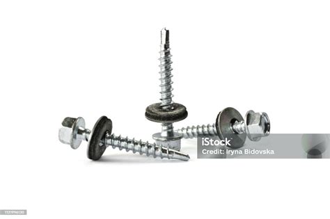 드릴 및 흰색 절연 씰링 와셔와 지붕에 대 한 근접 촬영 자기 드릴링 스크류 분리 된 패스너 흰색 배경에 연결 재료 나사에 대한 스톡 사진 및 기타 이미지 Istock