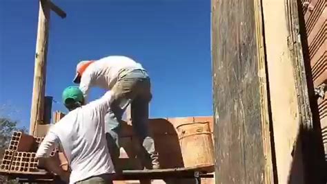 Brincadeira Entre Pedreiros Thisvid Com